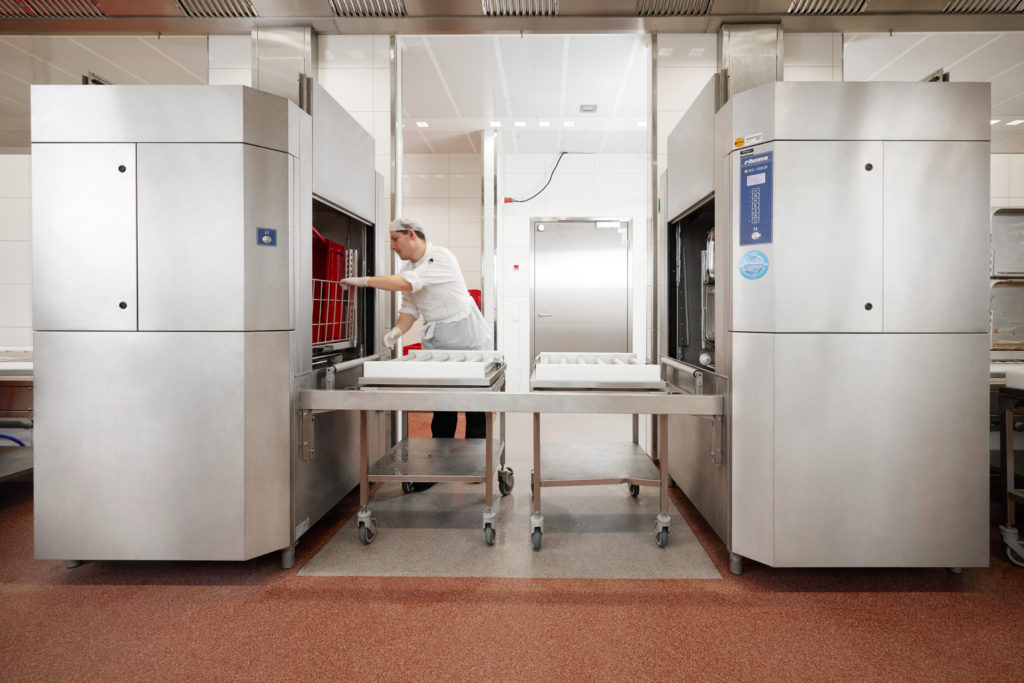 Sozialunternehmen schätzt zuverlässige und kompakte RHIMA-Spültechnik